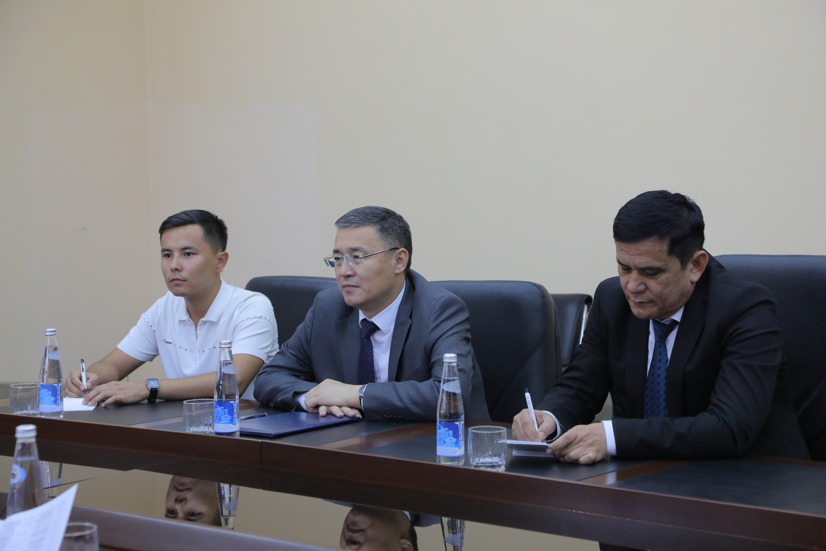 Билим ва амалиёт уйғунлиги: "Мадад" ННТ ва Юридик кадрларни қайта тайёрлаш ва малакасини ошириш ...